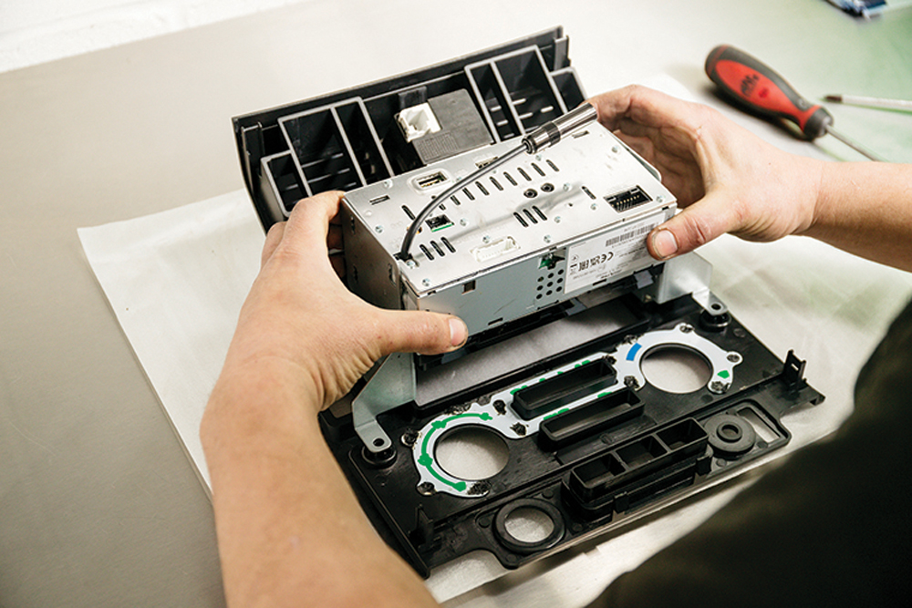 Fit a Double DIN head unit to a Defender TDCi - Land Rover Monthly