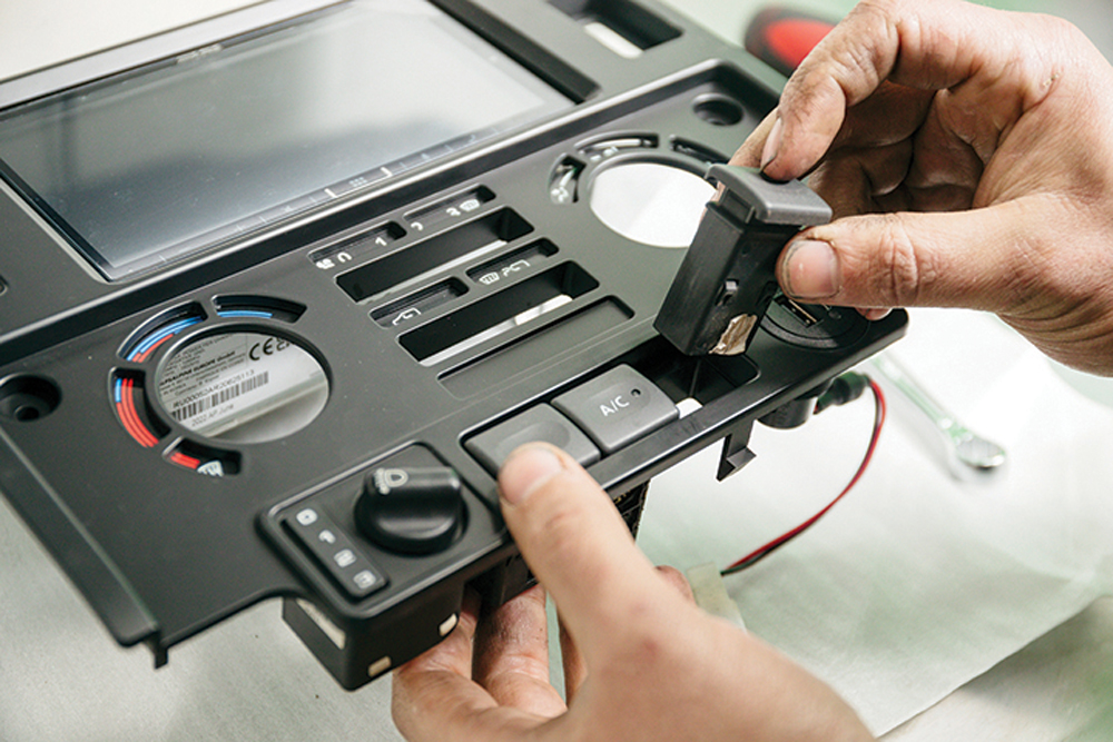 Fit a Double DIN head unit to a Defender TDCi - Land Rover Monthly