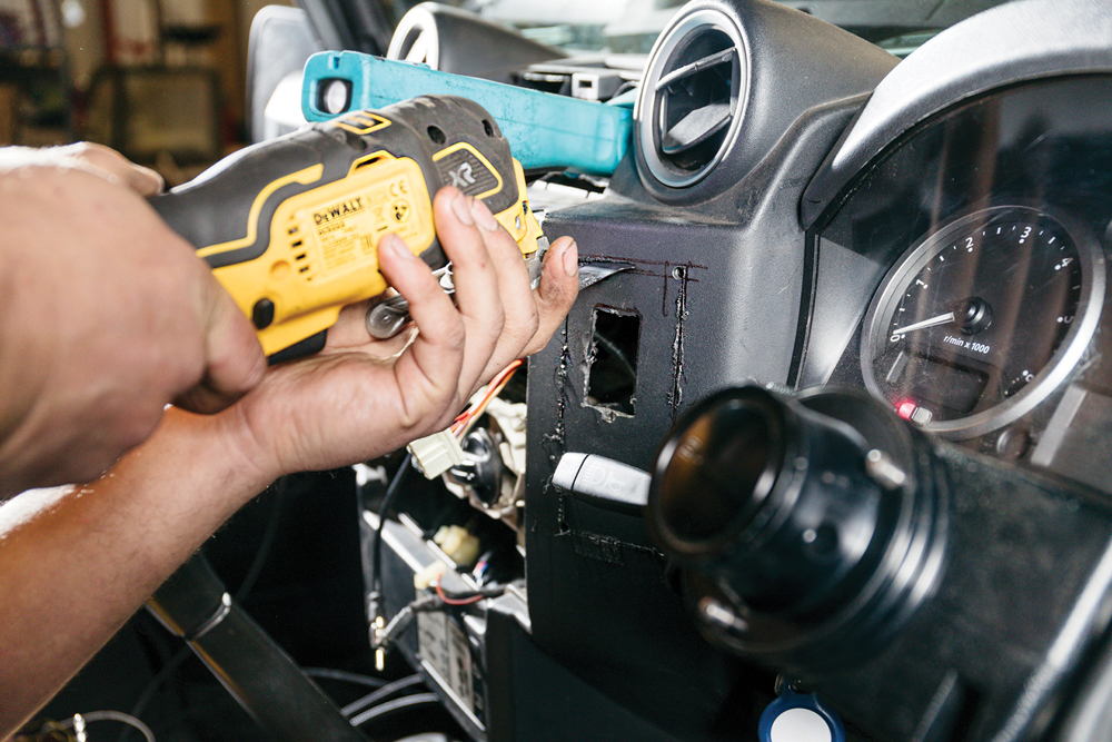 Fit a Double DIN head unit to a Defender TDCi - Land Rover Monthly