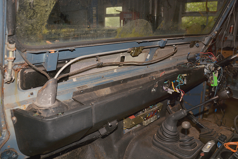 Stripping the old bulkhead - Land Rover Monthly