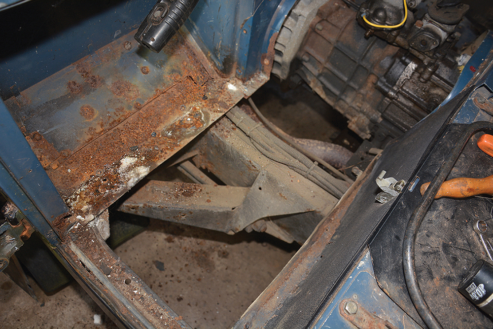 Stripping the old bulkhead - Land Rover Monthly