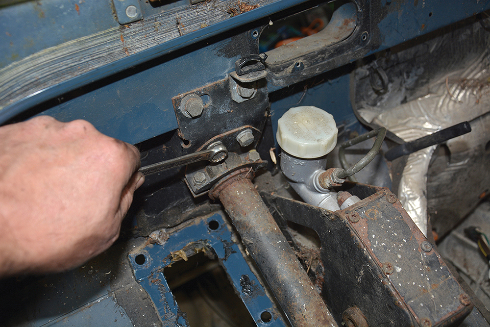 Stripping the old bulkhead - Land Rover Monthly