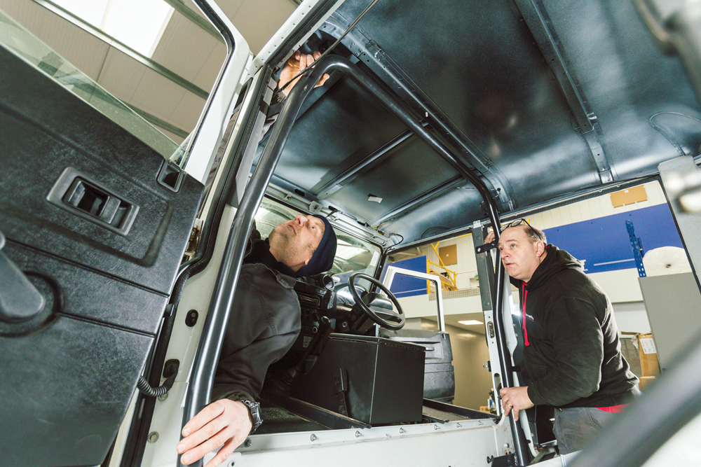 Fit a Defender roll cage - Land Rover Monthly