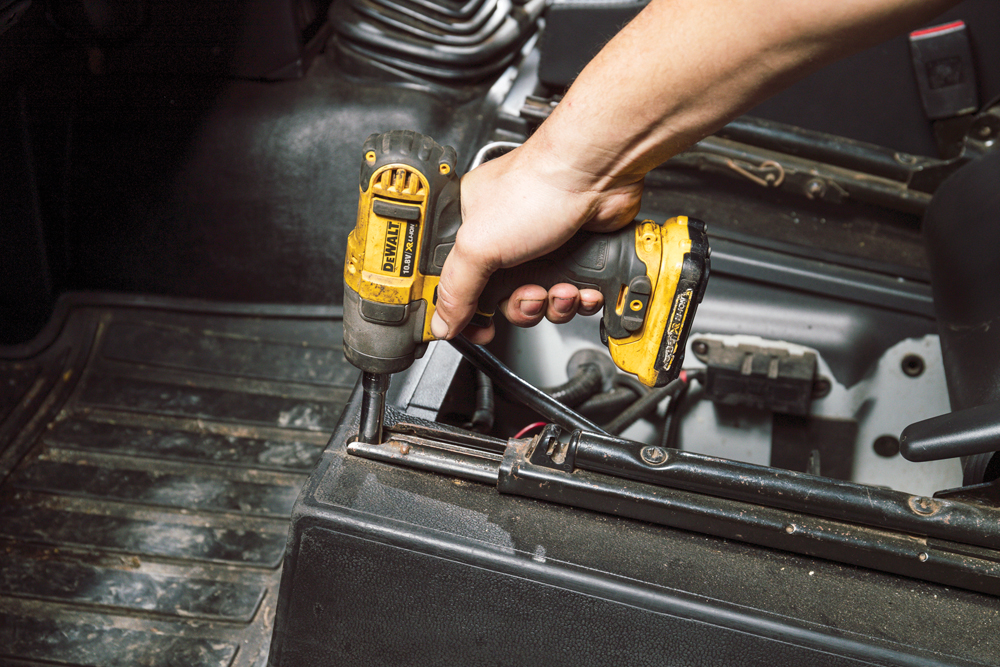 Fit a Defender dual battery system - Land Rover Monthly