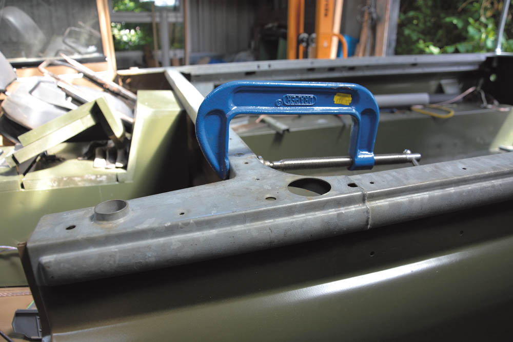 Install a hood and frame to your pick-up - Land Rover Monthly