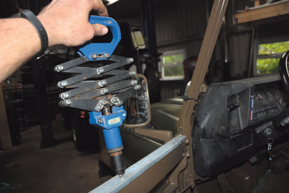 Install a hood and frame to your pick-up - Land Rover Monthly