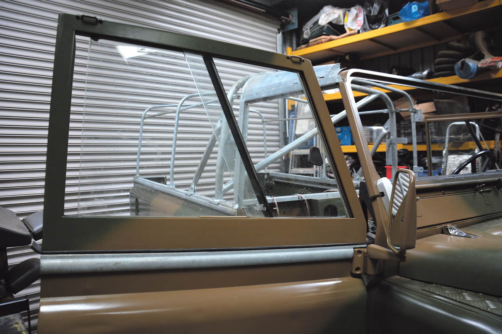 Install a hood and frame to your pick-up - Land Rover Monthly