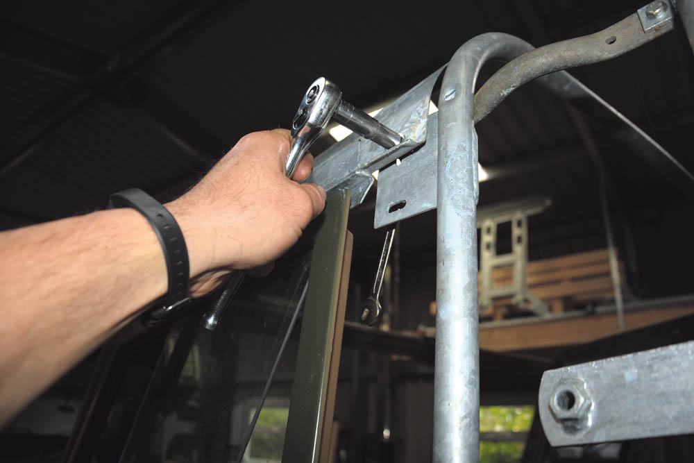 Install a hood and frame to your pick-up - Land Rover Monthly