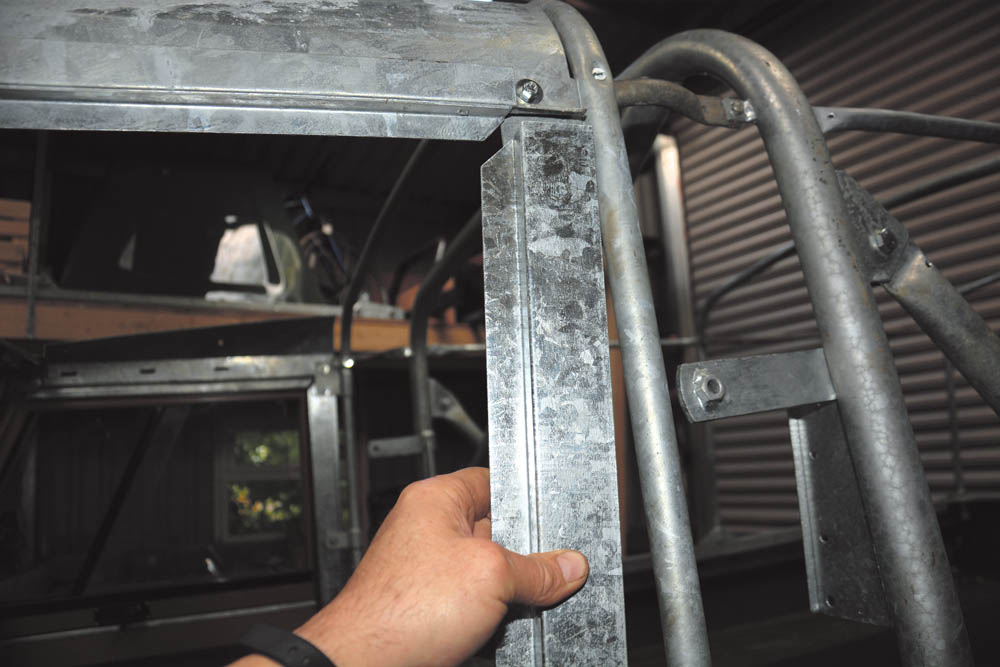 Install a hood and frame to your pick-up - Land Rover Monthly