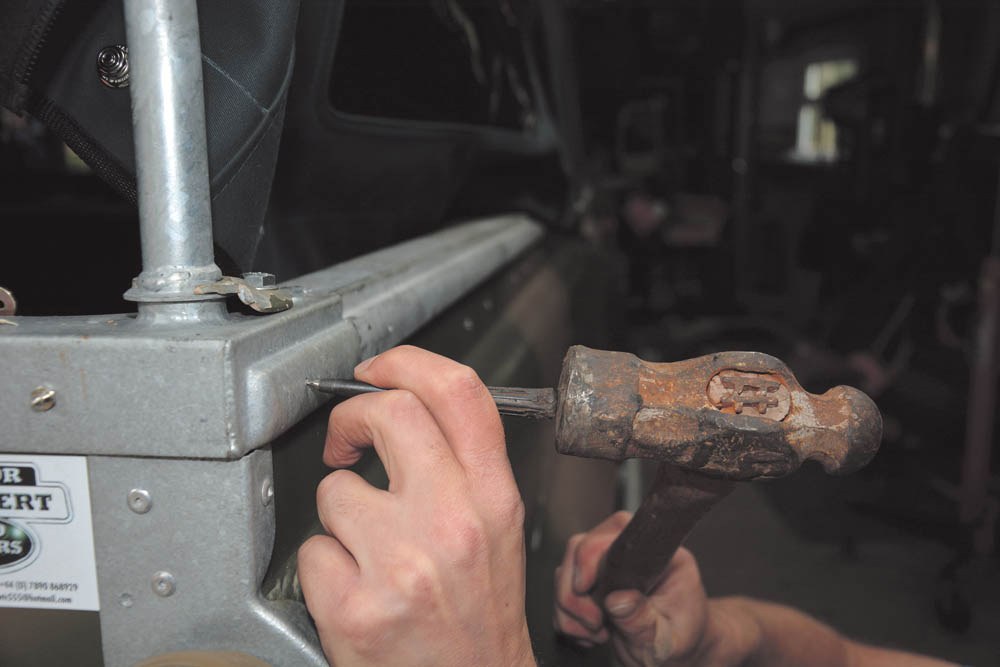 Install a hood and frame to your pick-up - Land Rover Monthly