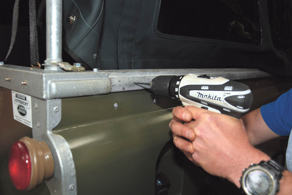 Install a hood and frame to your pick-up - Land Rover Monthly