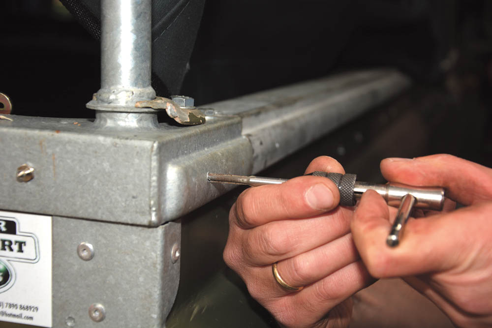 Install a hood and frame to your pick-up - Land Rover Monthly