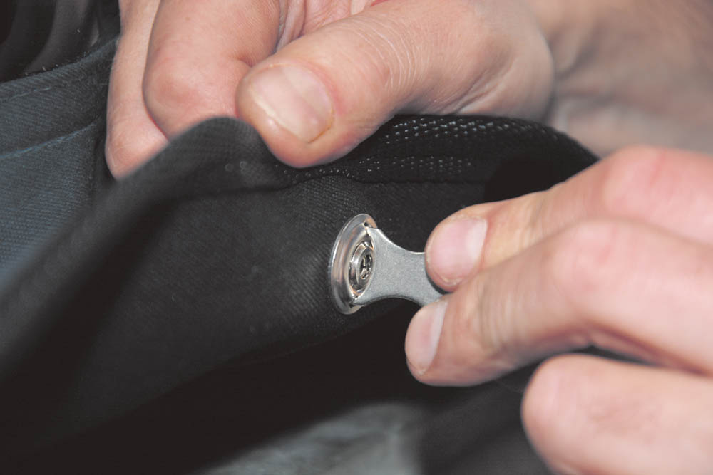 Install a hood and frame to your pick-up - Land Rover Monthly