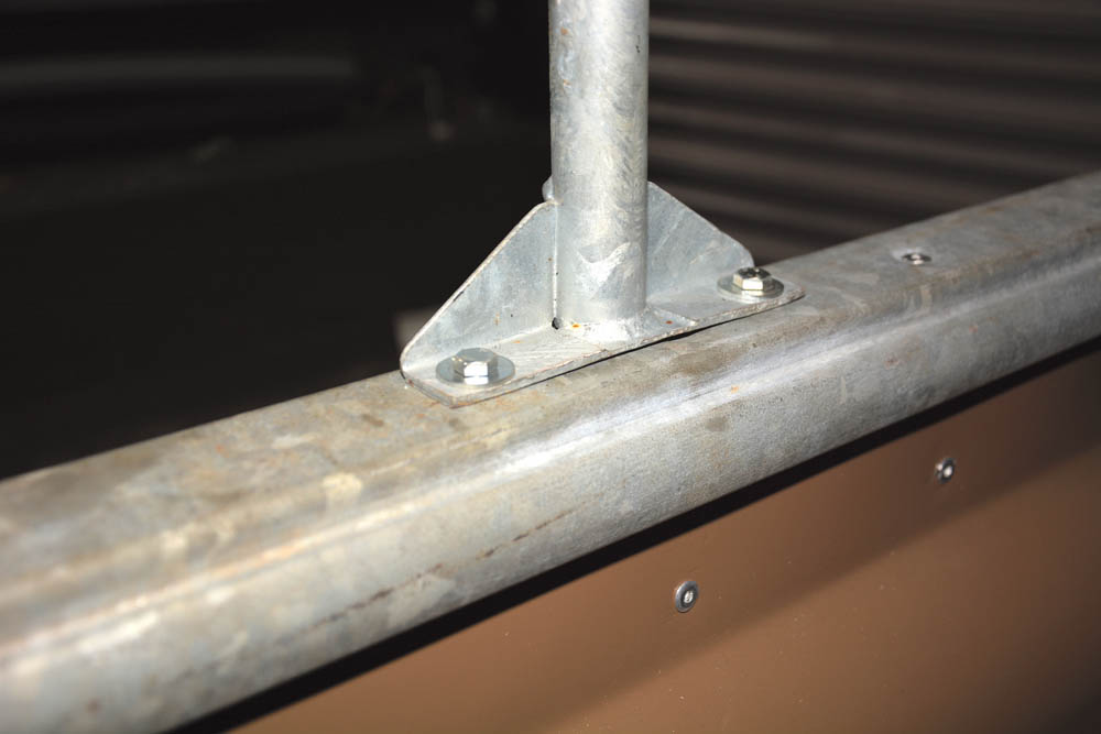 Install a hood and frame to your pick-up - Land Rover Monthly