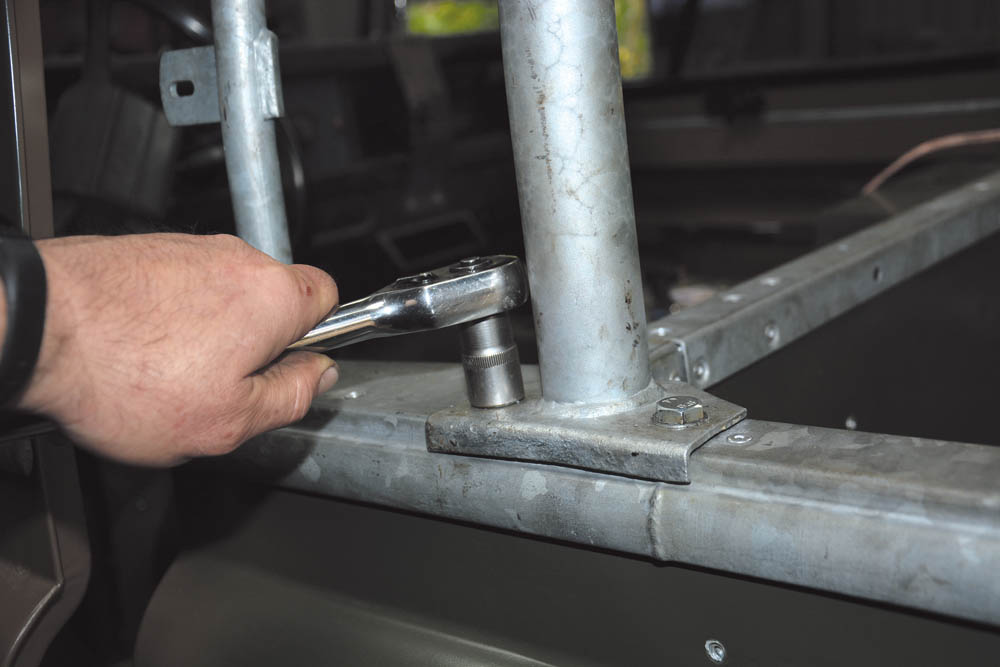 Install a hood and frame to your pick-up - Land Rover Monthly