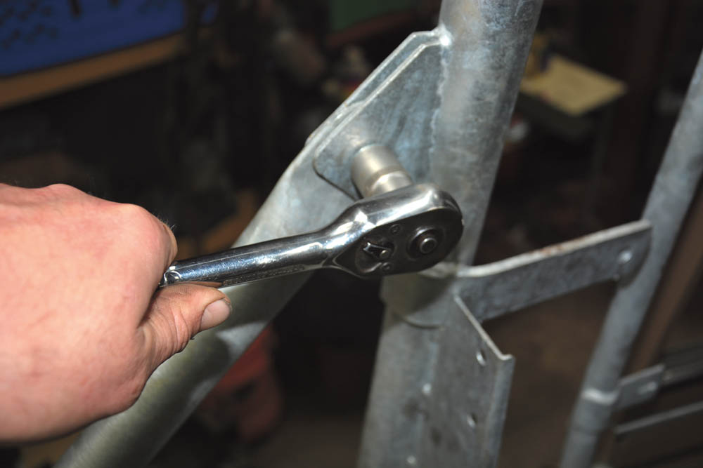 Install a hood and frame to your pick-up - Land Rover Monthly