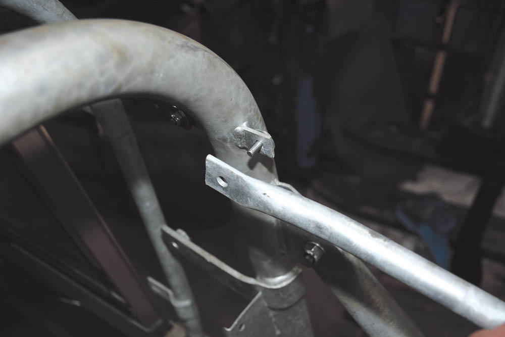 Install a hood and frame to your pick-up - Land Rover Monthly