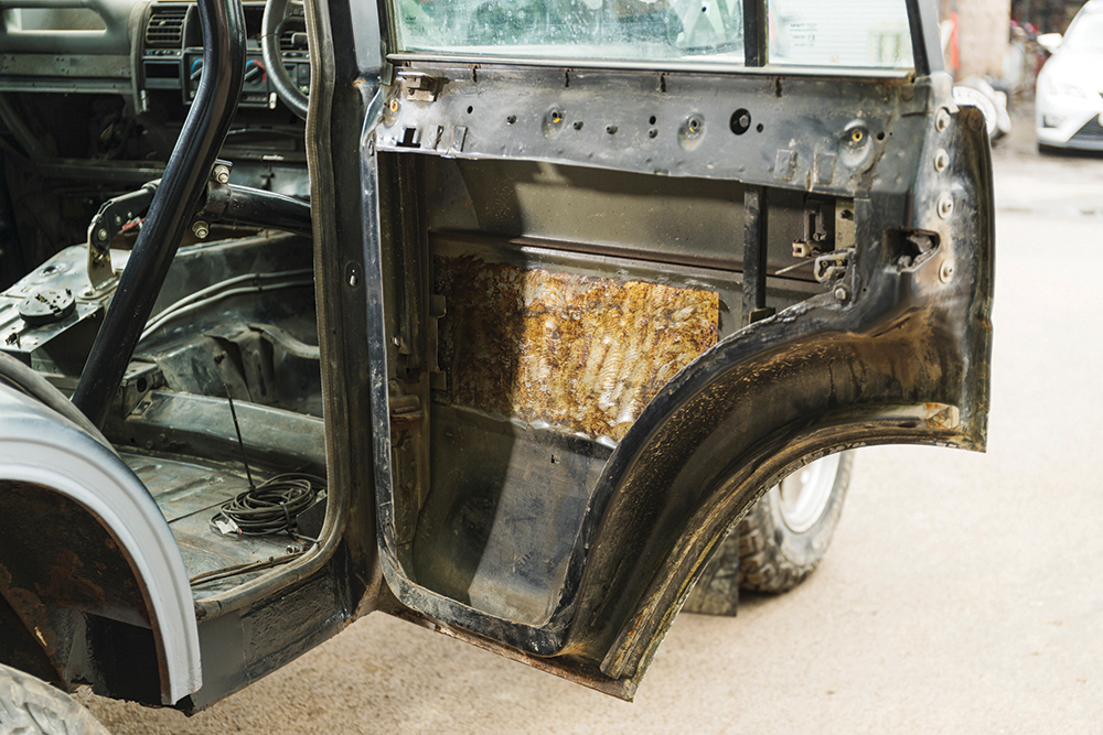 Race-prepping a Discovery - Land Rover Monthly