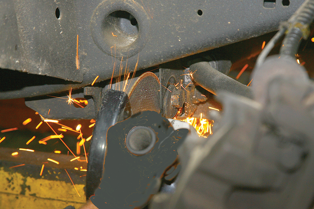 Replacing front suspension lower arms - Land Rover Monthly