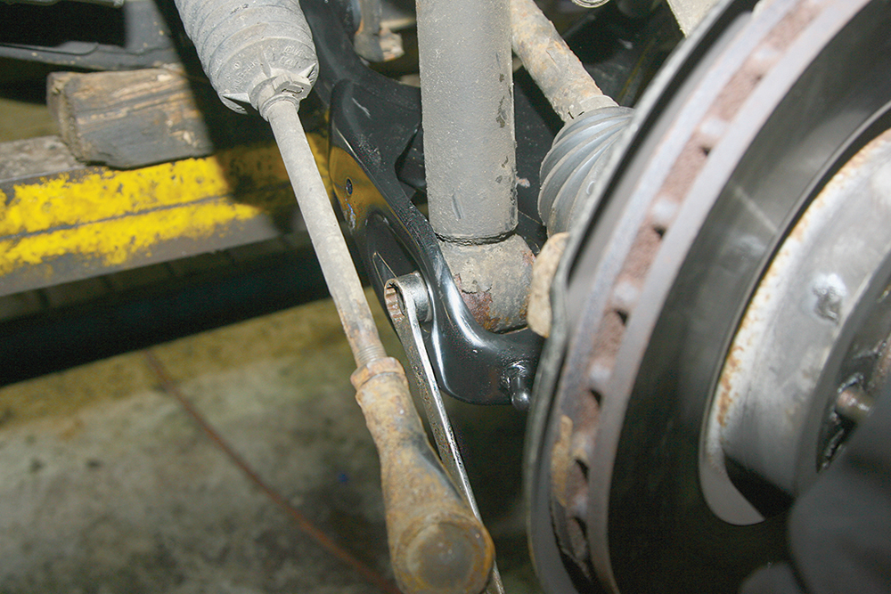 Replacing front suspension lower arms - Land Rover Monthly