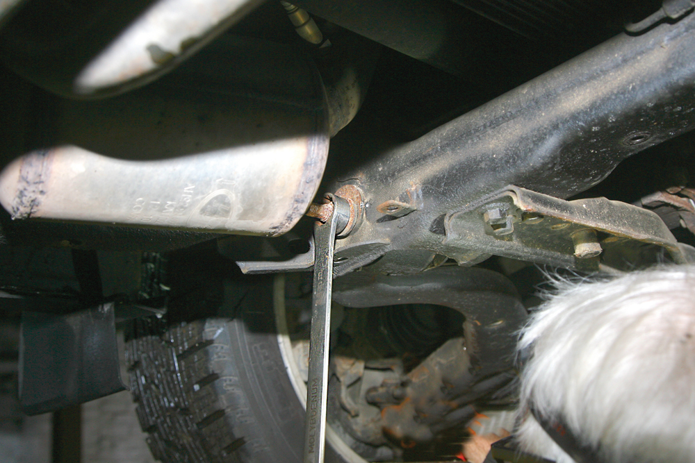 Replacing front suspension lower arms - Land Rover Monthly