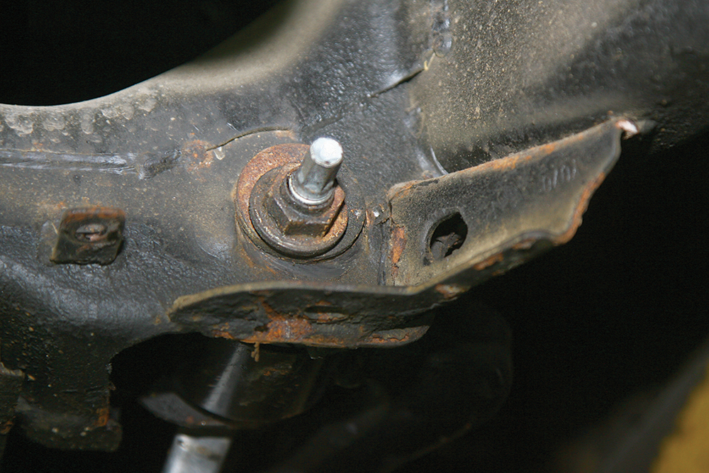 Replacing front suspension lower arms - Land Rover Monthly