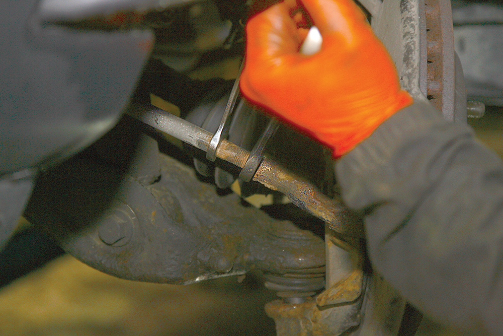 Replacing front suspension lower arms - Land Rover Monthly