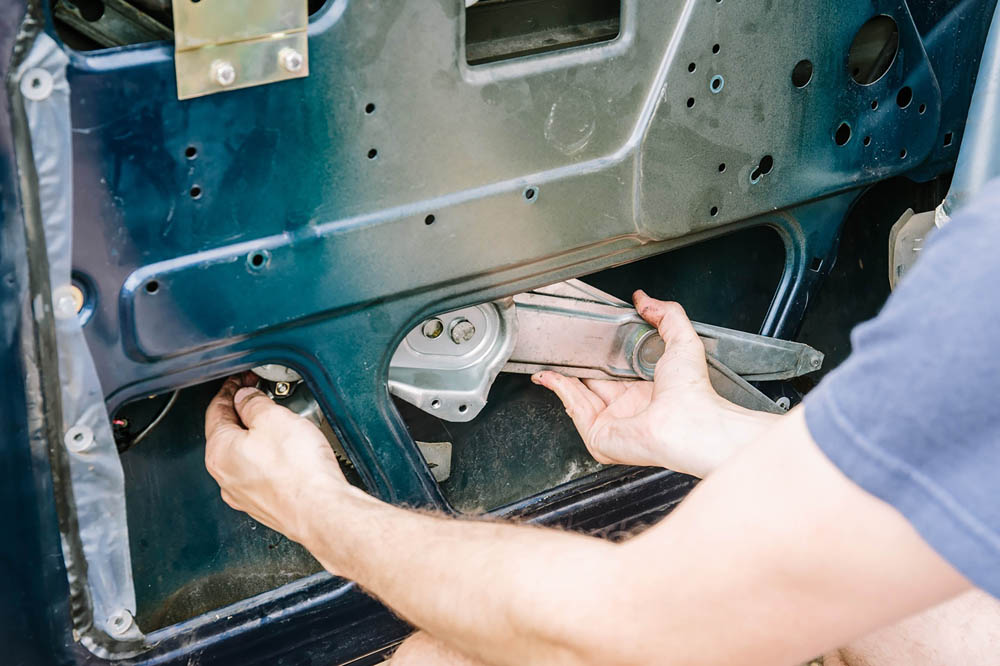 Replace your window regulator - Land Rover Monthly