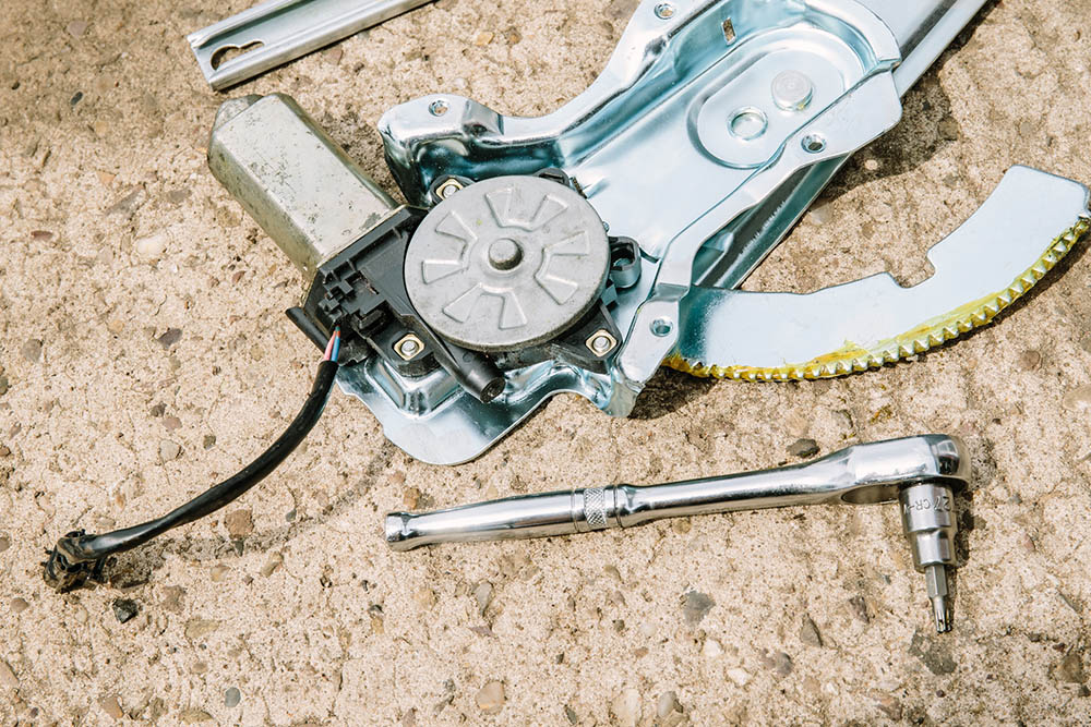 Replace your window regulator - Land Rover Monthly