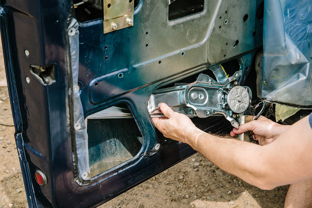 Replace your window regulator - Land Rover Monthly