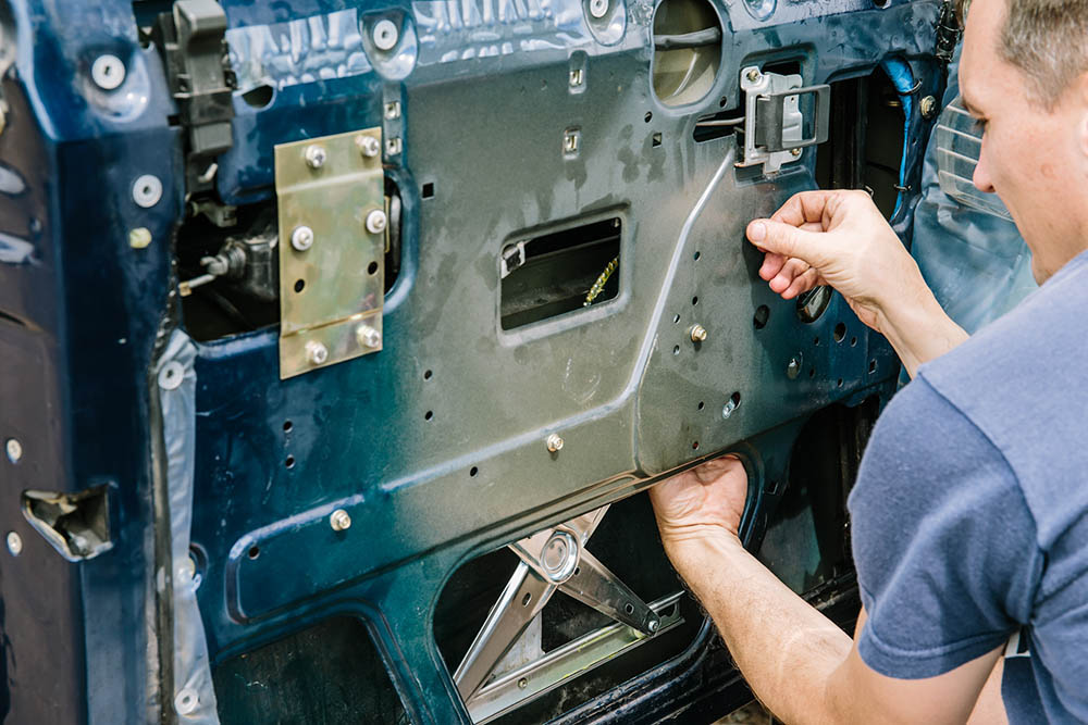 Replace your window regulator - Land Rover Monthly