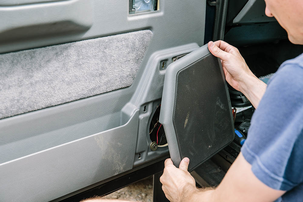 Replace your window regulator - Land Rover Monthly