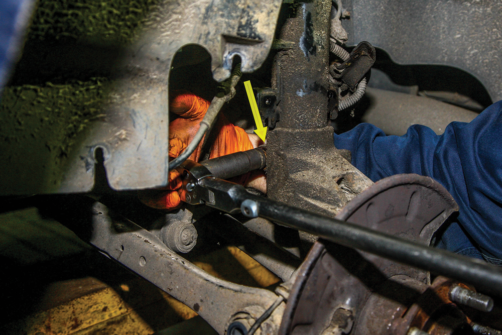 Replace a Freelander 2 MacPherson strut damper - Land Rover Monthly