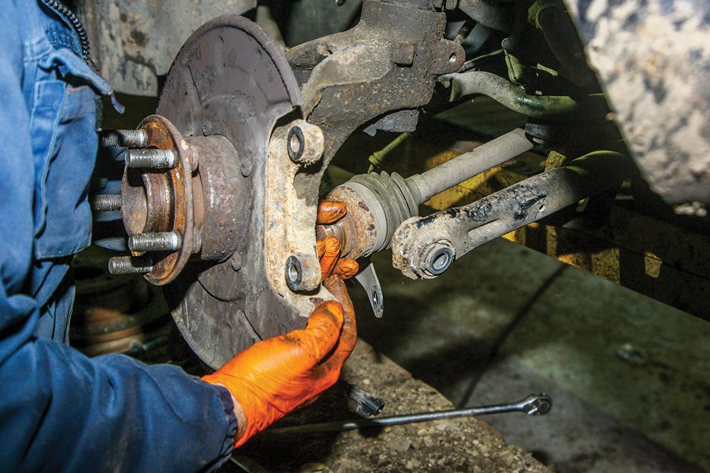 Replace a Freelander 2 MacPherson strut damper - Land Rover Monthly