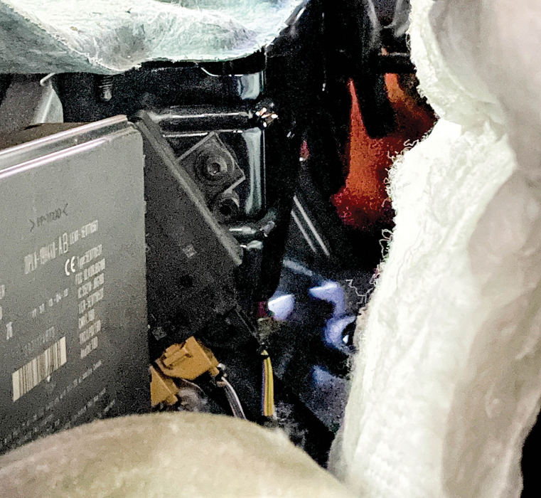 Replace a Freelander 2 MacPherson strut damper - Land Rover Monthly