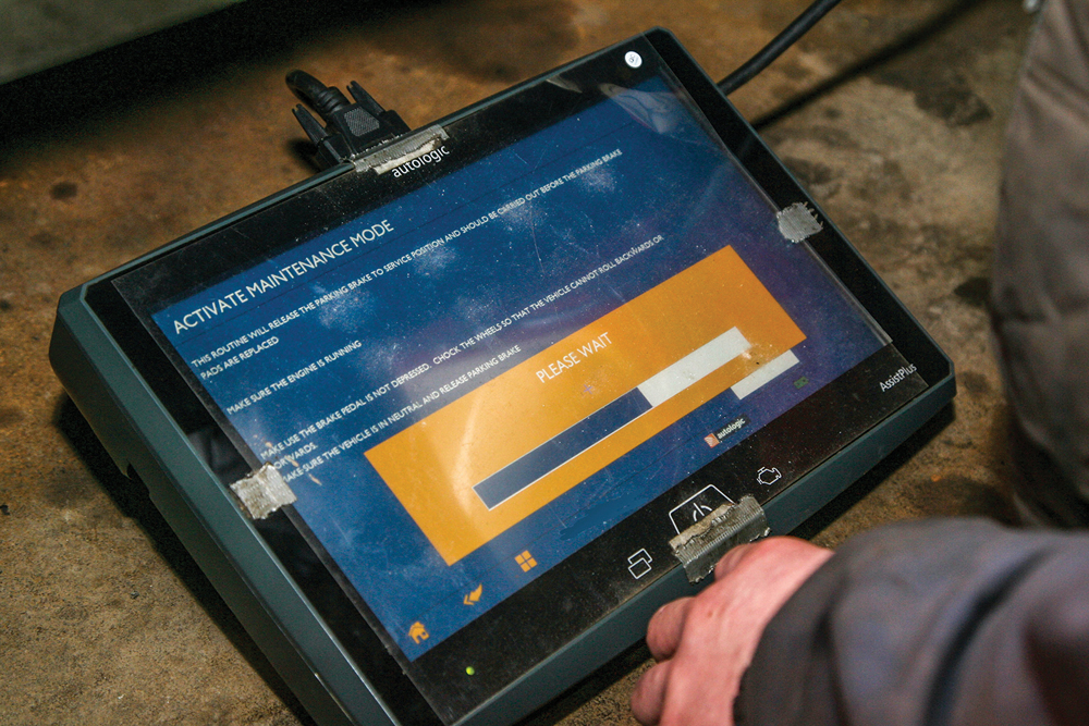 Replace a Freelander 2 MacPherson strut damper - Land Rover Monthly