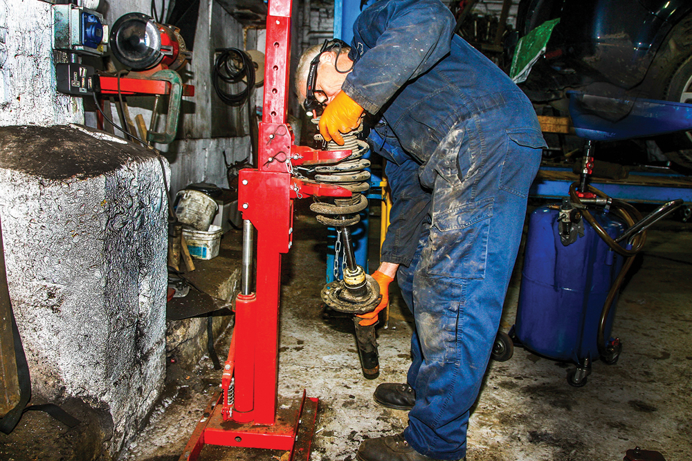 Replace a Freelander 2 MacPherson strut damper - Land Rover Monthly