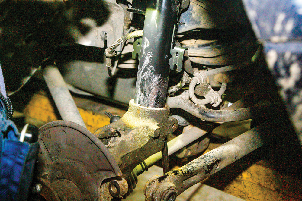 Replace a Freelander 2 MacPherson strut damper - Land Rover Monthly