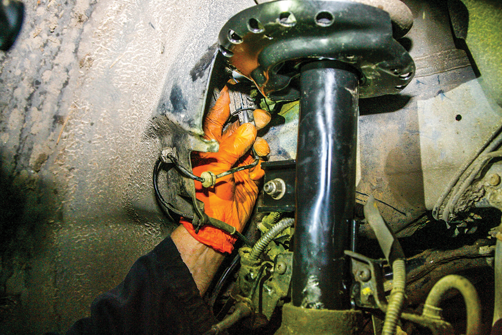 Replace a Freelander 2 MacPherson strut damper - Land Rover Monthly