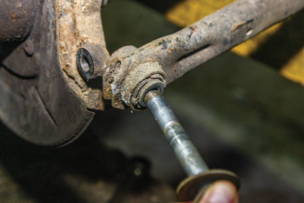 Replace a Freelander 2 MacPherson strut damper - Land Rover Monthly