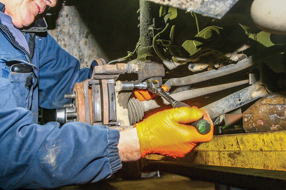 Replace a Freelander 2 MacPherson strut damper - Land Rover Monthly