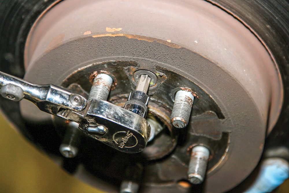 Replace a Freelander 2 MacPherson strut damper - Land Rover Monthly