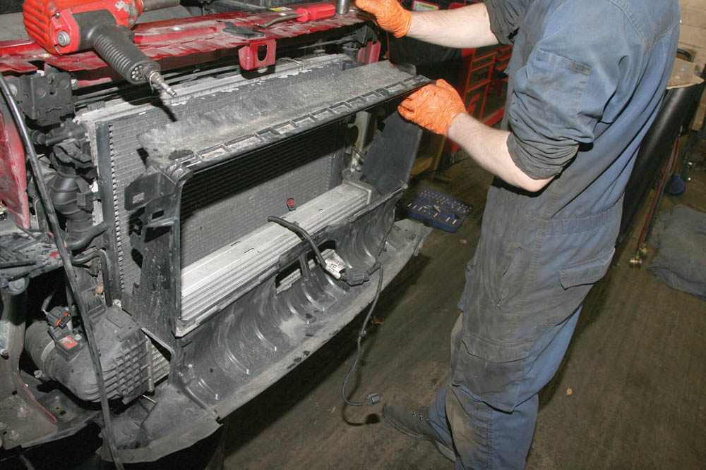 Replace a Freelander 2 radiator - Land Rover Monthly