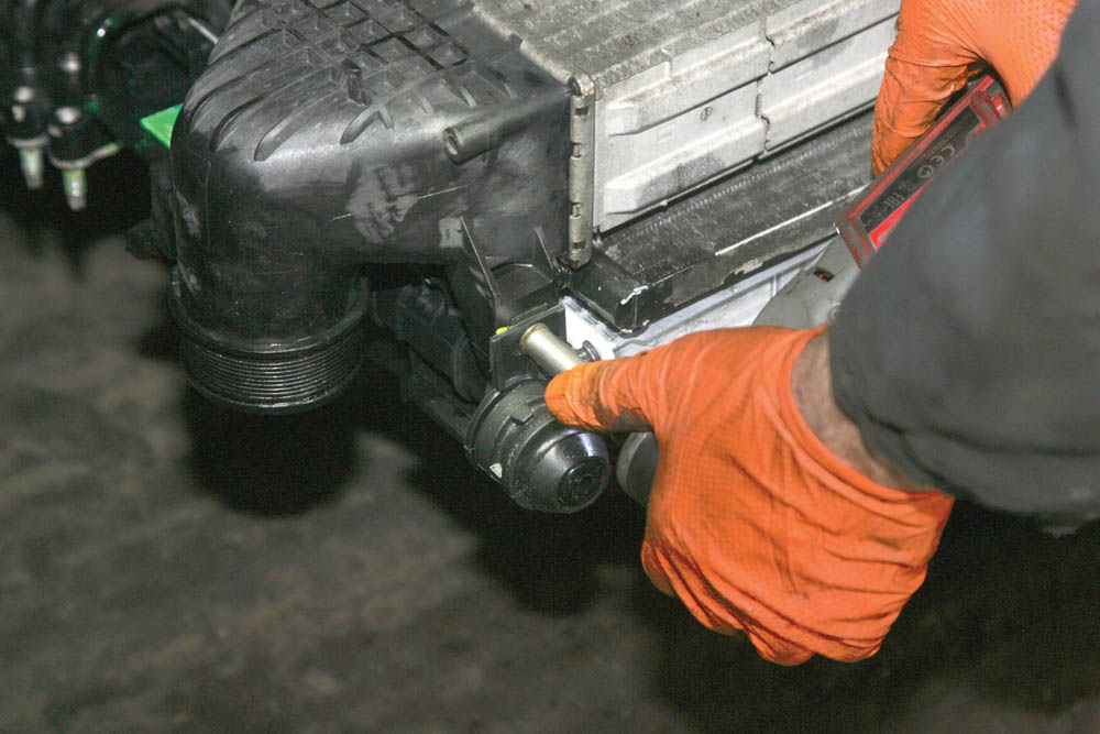 Replace a Freelander 2 radiator - Land Rover Monthly