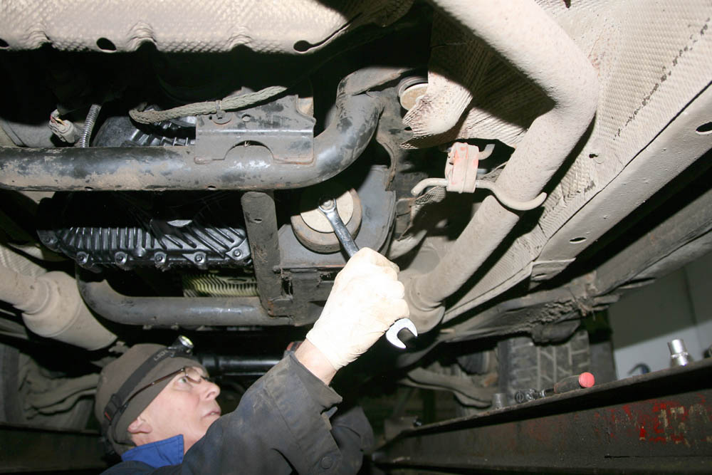 Replace an L322 Transfer Box - Land Rover Monthly