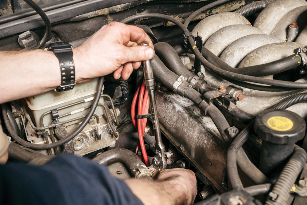 Servicing a P38 Range Rover V8 - Land Rover Monthly