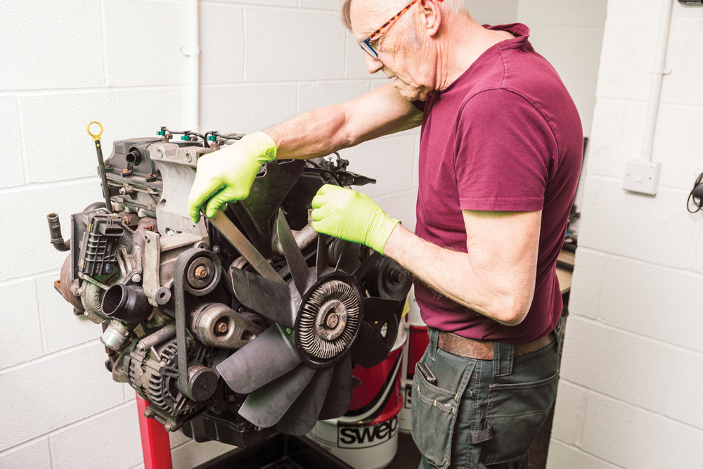 Install a new TDCi engine, part 1: Saving essential components - Land ...