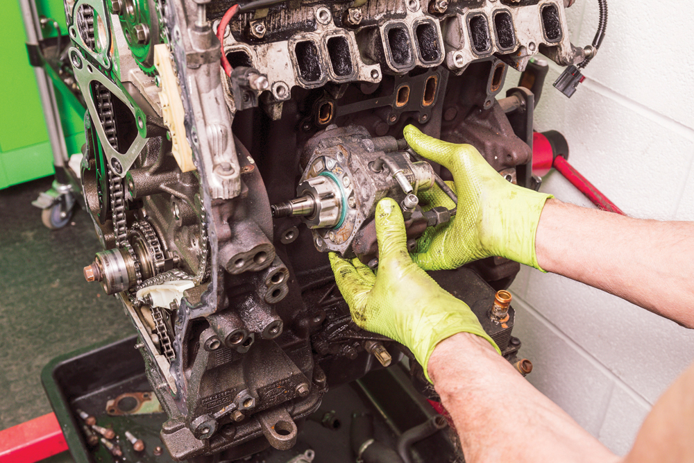 Install a new TDCi engine, part 1: Saving essential components - Land ...