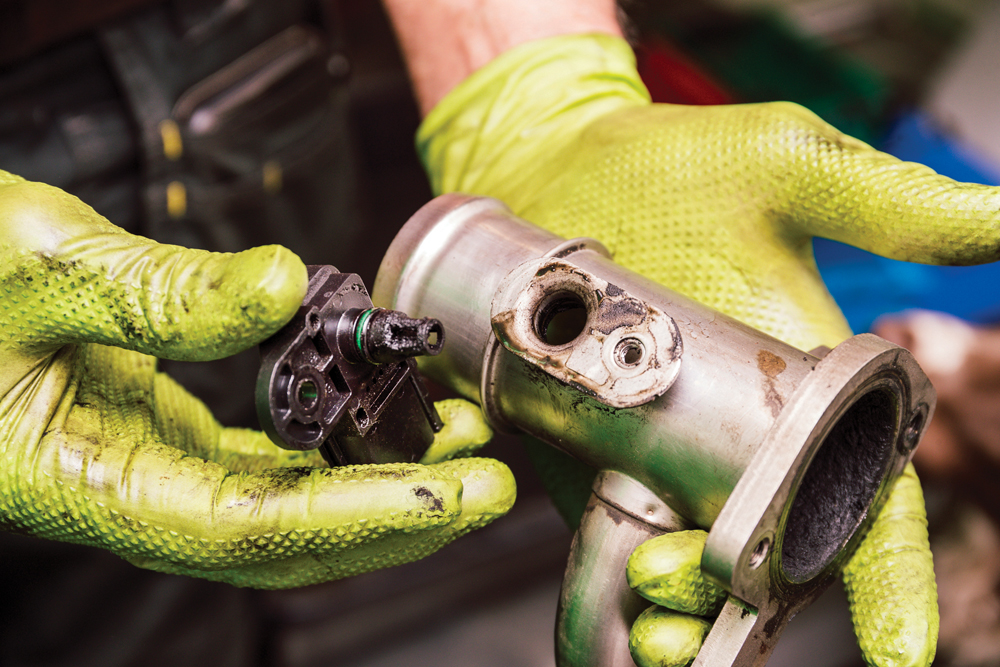 Install a new TDCi engine, part 1: Saving essential components - Land ...