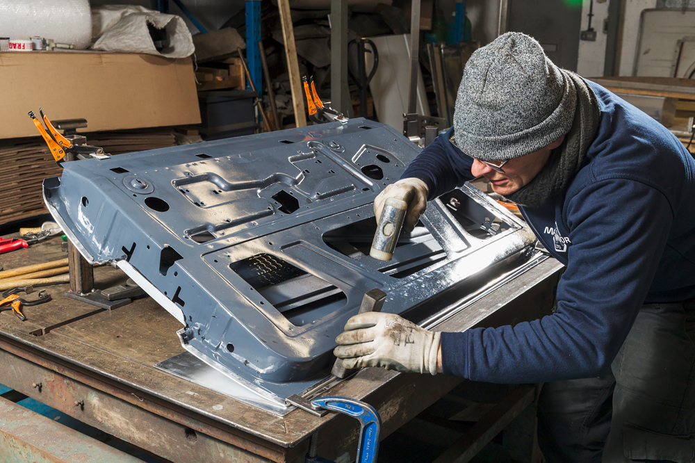 Replace a classic Range Rover door skin - Land Rover Monthly